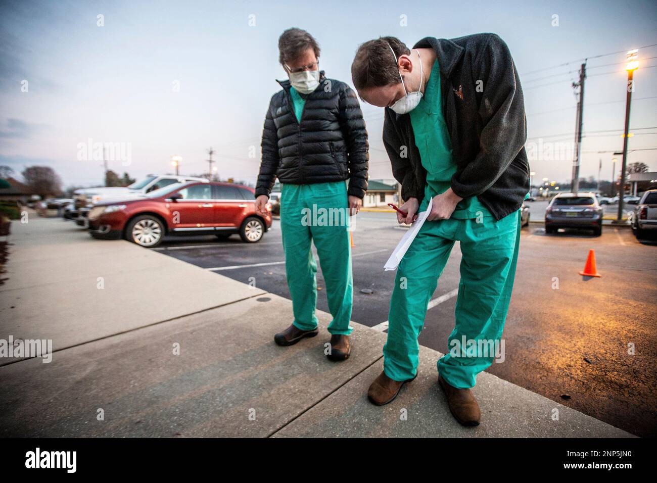 Dr. Lynn Ridgeway, a pulmonologist, left, and Dr. Reid Melson, a ...