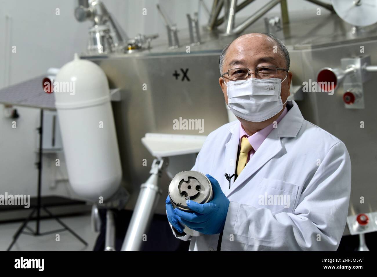 The professor of The Hong Kong Polytechnic University shows the soil ...