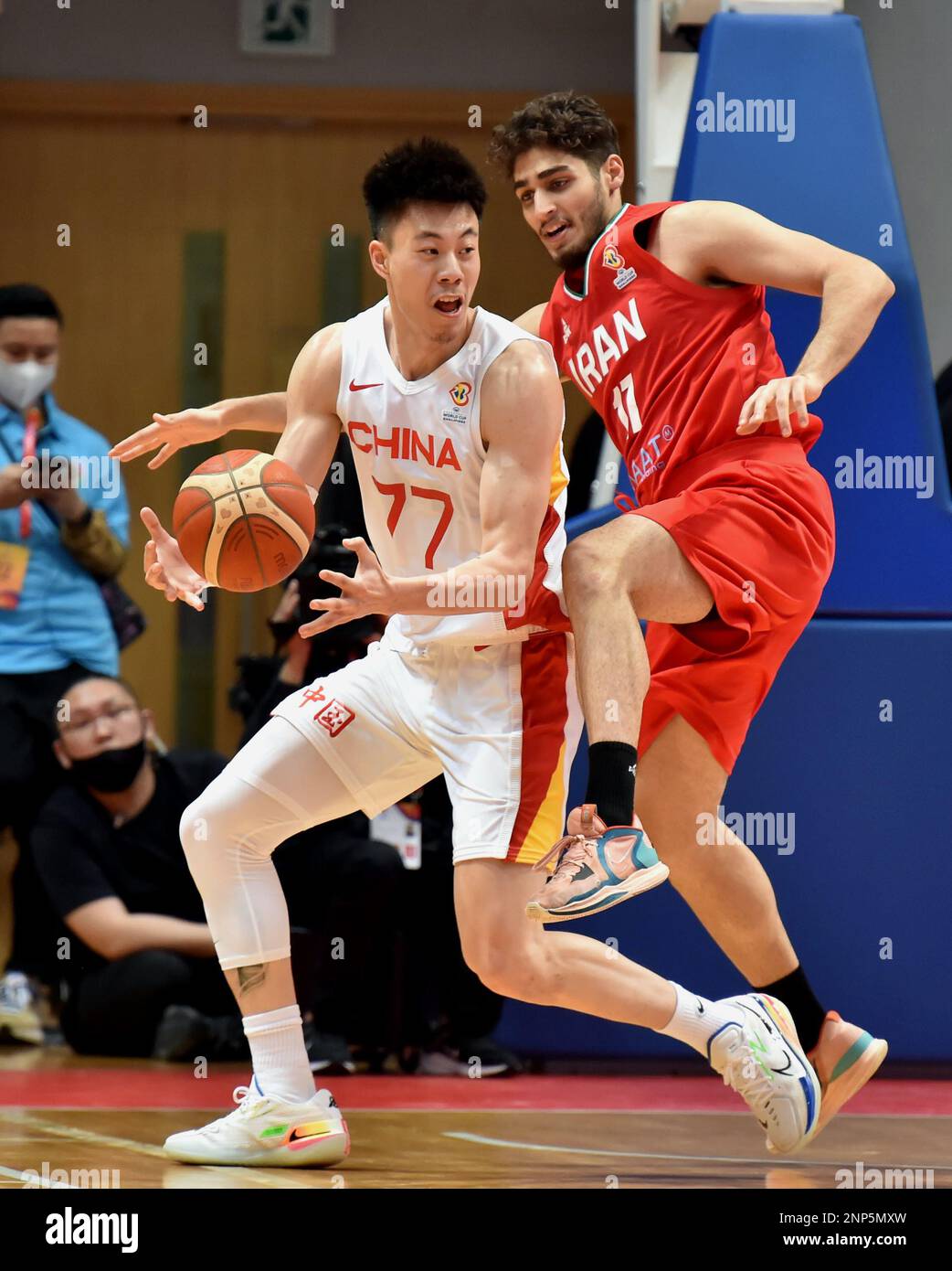 Hong Kong, China. 26th Feb, 2023. Zhang Zhenlin (L) of China competes ...