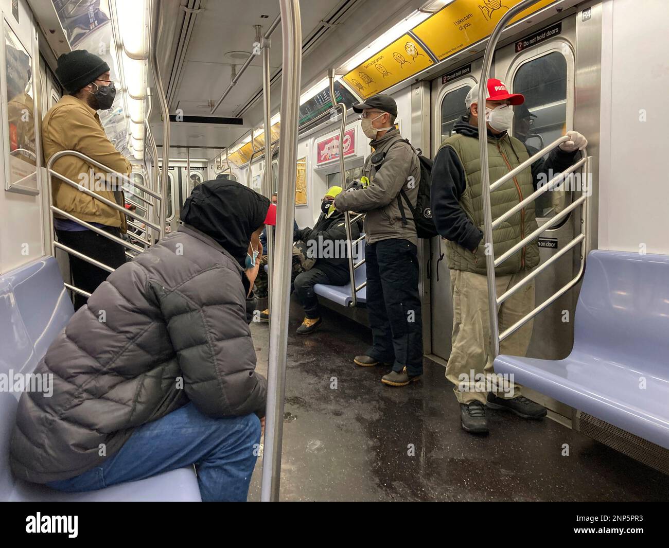 Photo by: STRF/STAR MAX/IPx 2020 12/17/20 Subway riders wear masks ...