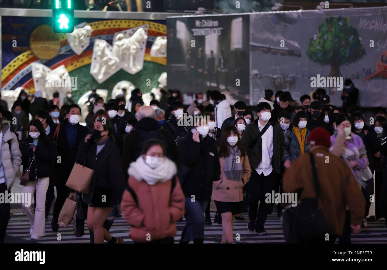 A screen monitor shows a number of 822 coronavirus infections, the ...