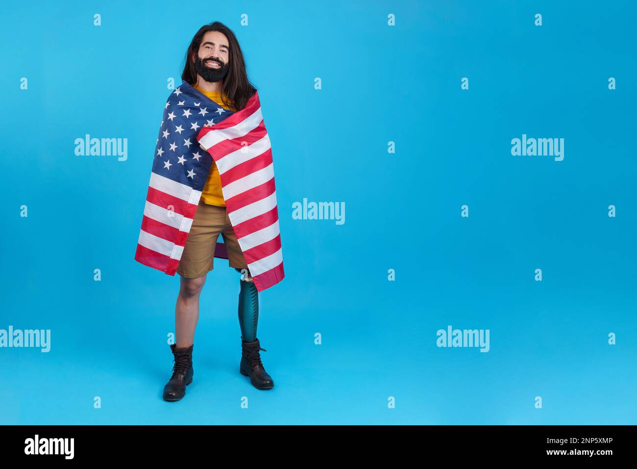 Person wrapped in usa flag hi-res stock photography and images - Alamy