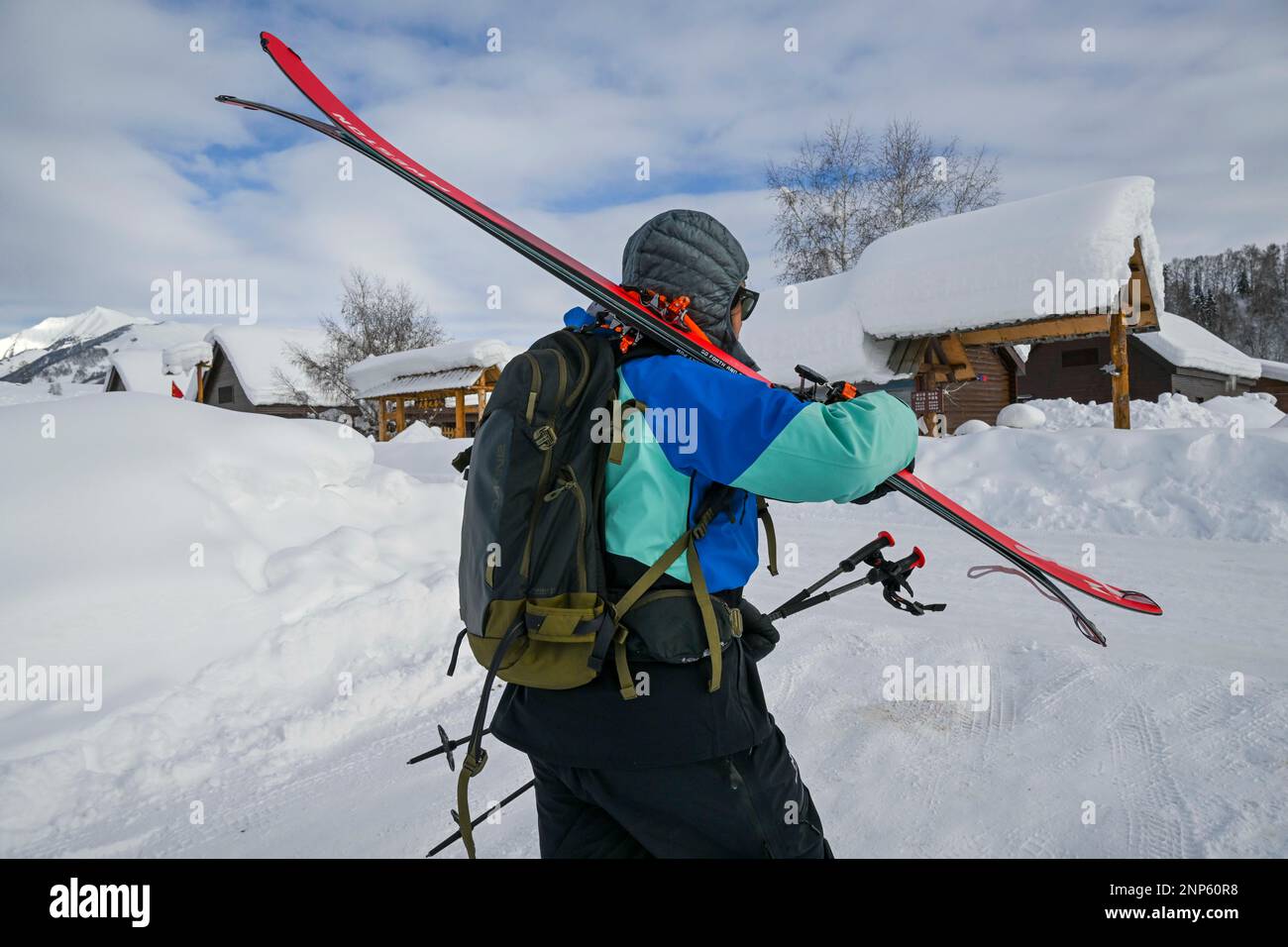 (230226) -- URUMQI, Feb. 26, 2023 (Xinhua) -- Peng Chao walks with his ...