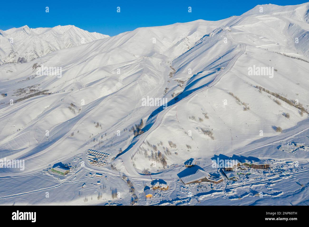 (230226) -- URUMQI, Feb. 26, 2023 (Xinhua) -- This aerial photo taken ...
