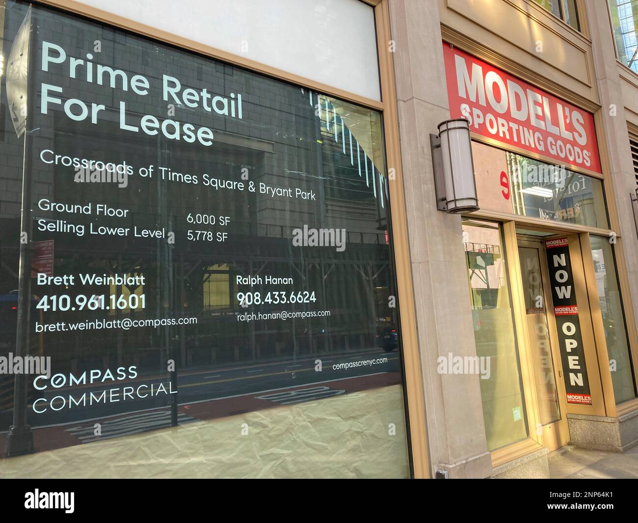 Photo by: STRF/STAR MAX/IPx 2020 12/15/20 Retail Space Available Signs ...