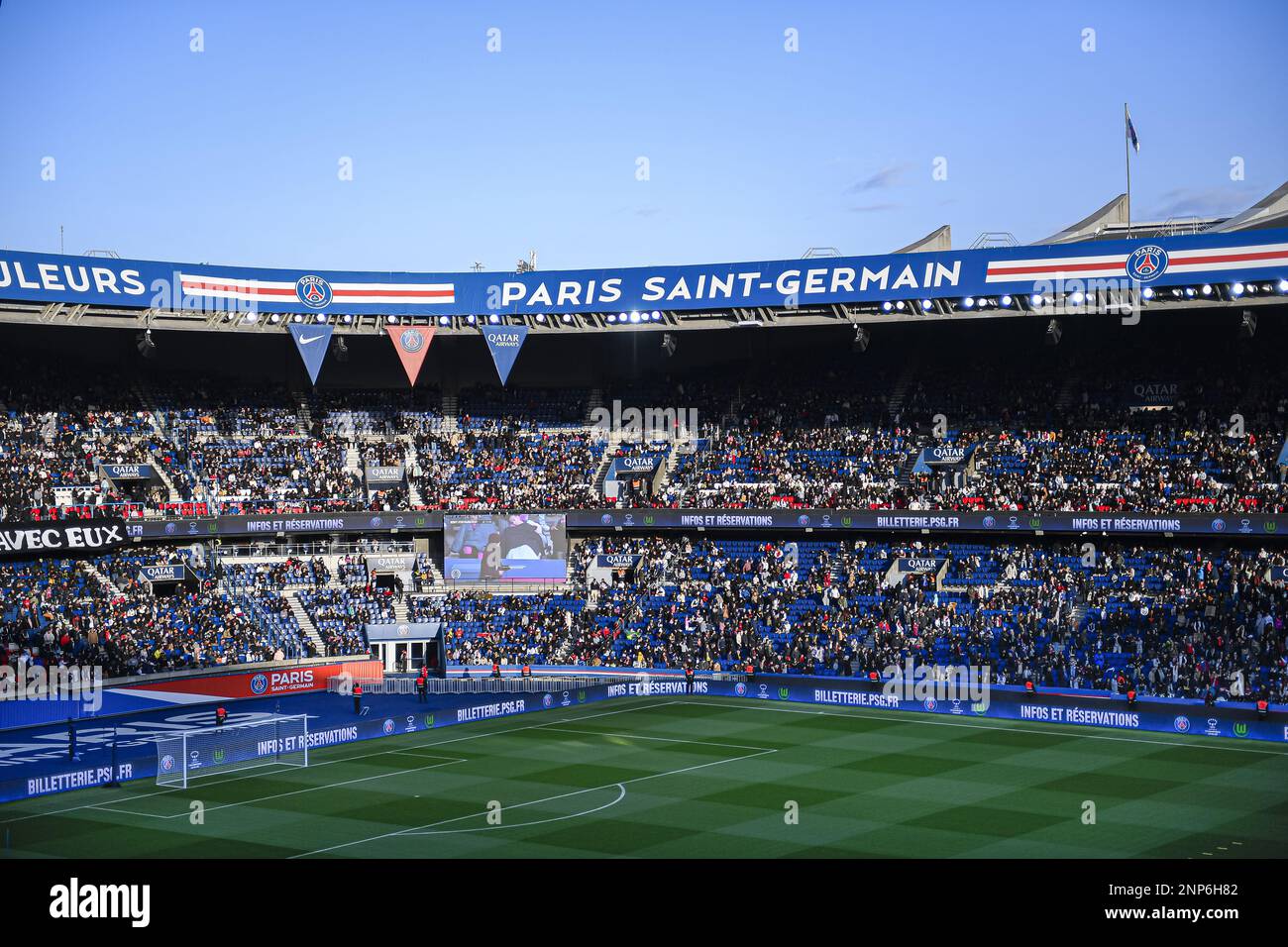 Overview stadium crowd hi-res stock photography and images - Alamy