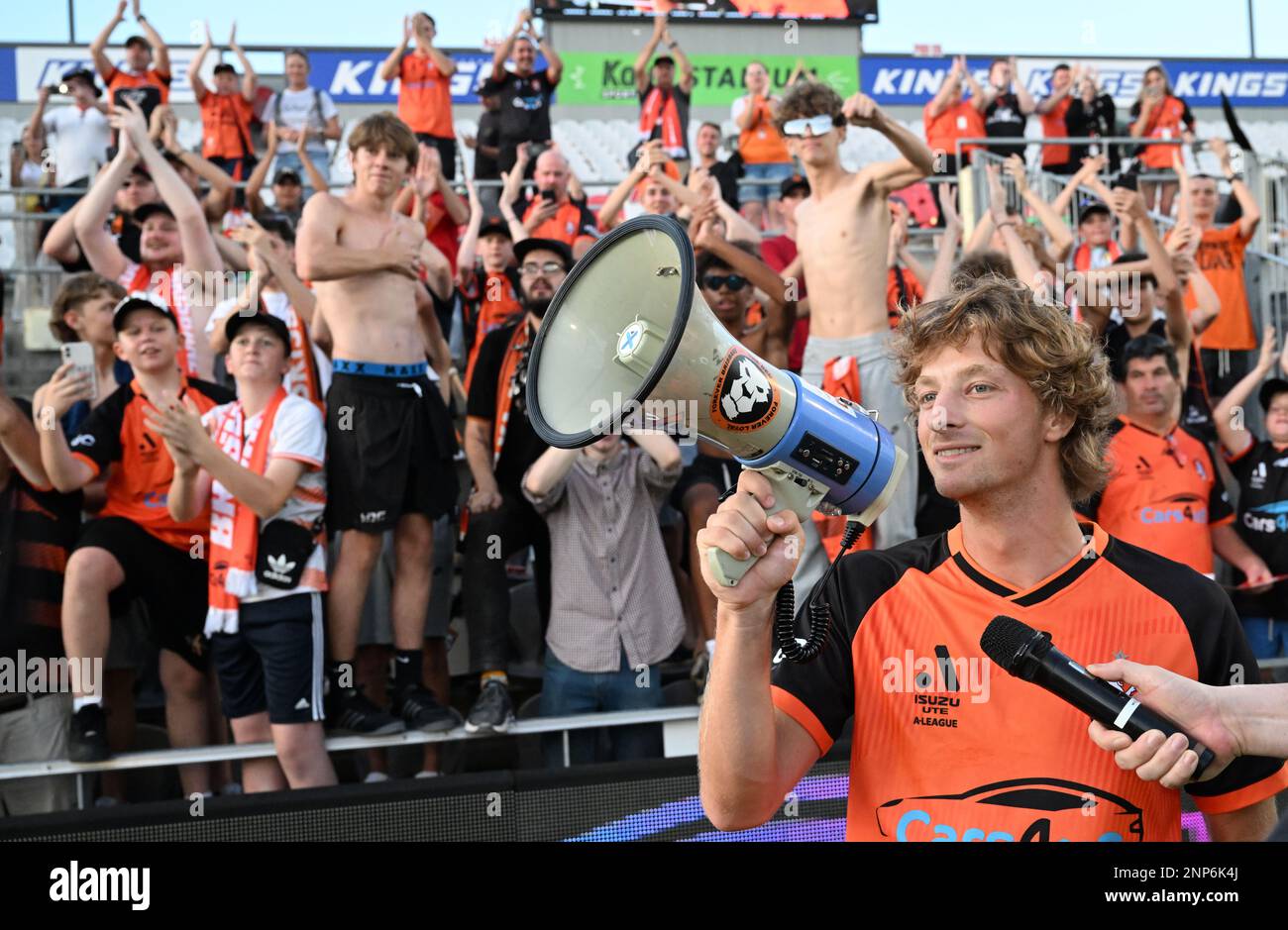 Jez Lofthouse (right) of the Roar celebrates winning with the fans ...