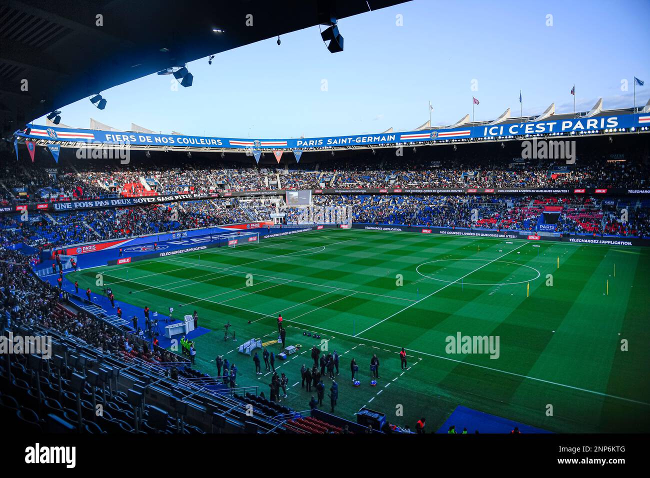 Overview stadium crowd hi-res stock photography and images - Alamy
