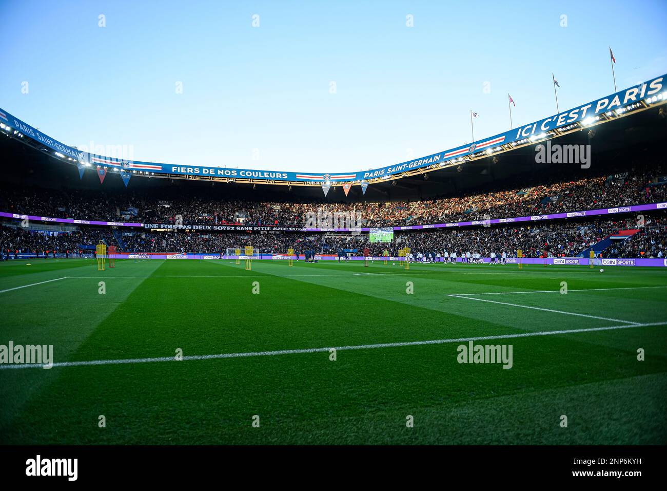 Psg stadium crowd hi-res stock photography and images - Alamy