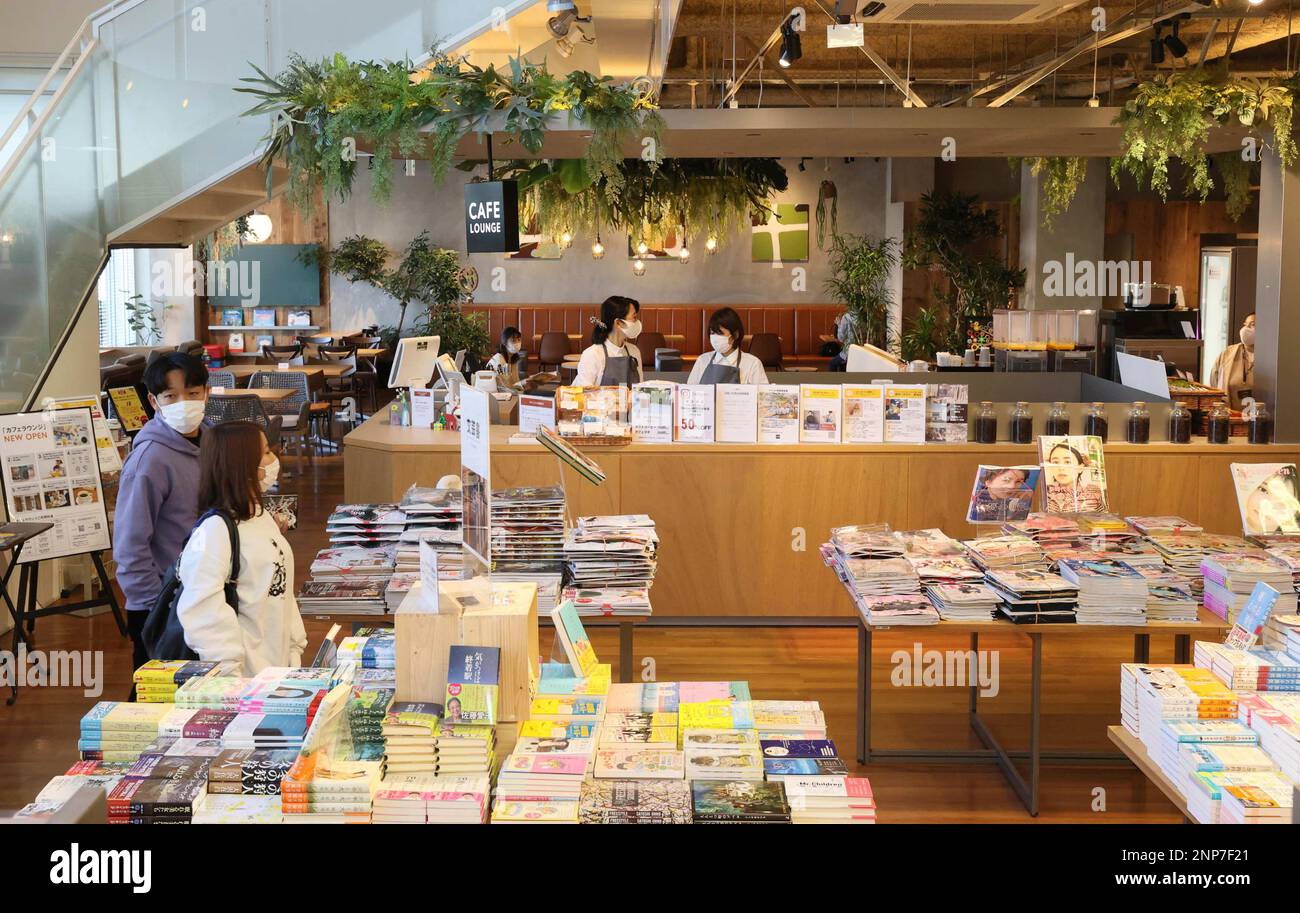 A photo shows a bookstore with a flat-rate cafe at TSUTAYA in Hirakata ...