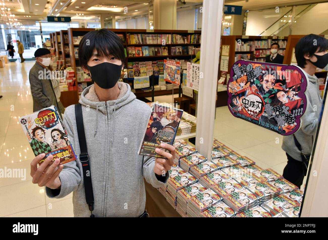 People purchase the final volume of "Kimetsu no Yaiba" (Demon Slayer ...