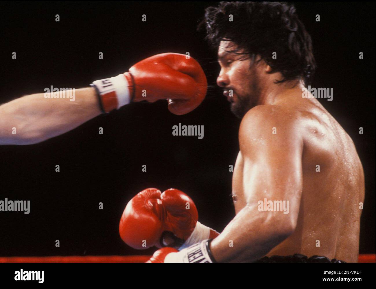 Boxer Roberto Duran dodges a punch during a 1983 fight in Miami. (Al ...