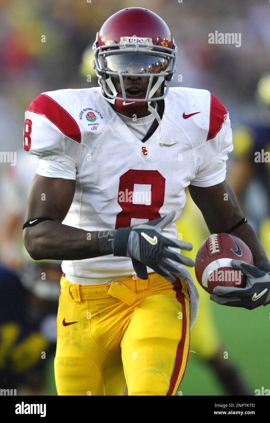 USC receiver Dwayne Jarrett scores on a 22-yard touchdown reception in ...