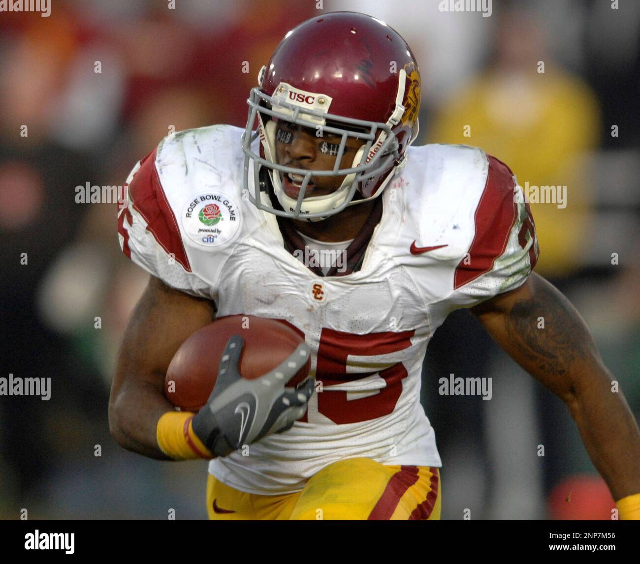 C.J. Gable of USC heads up field on a kickoff return during 32-18 ...