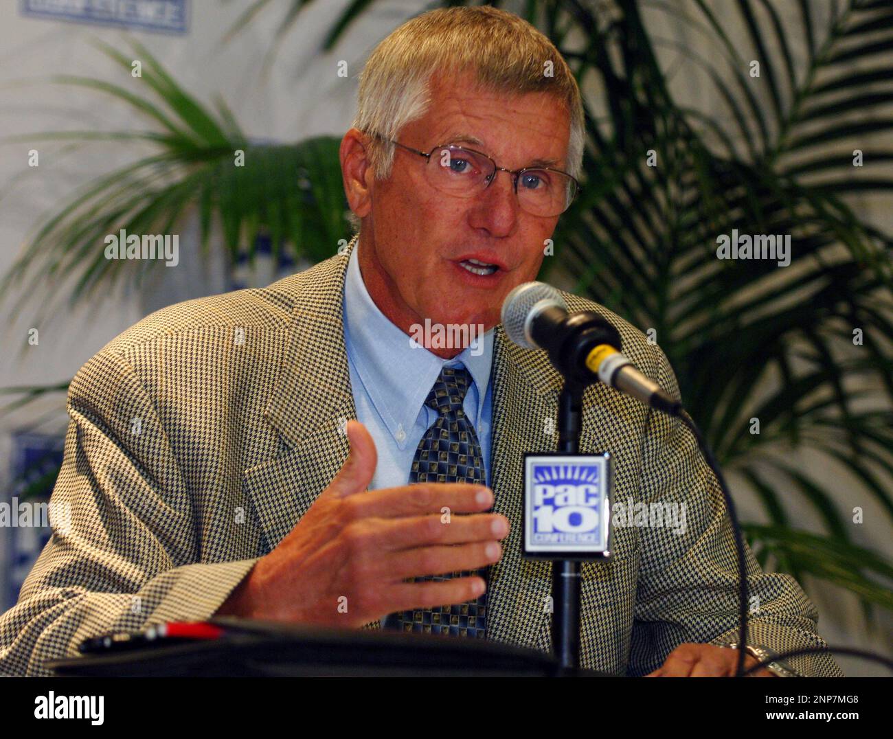 Washington State coach Bill Doba at Pacific-10 Conference Football ...