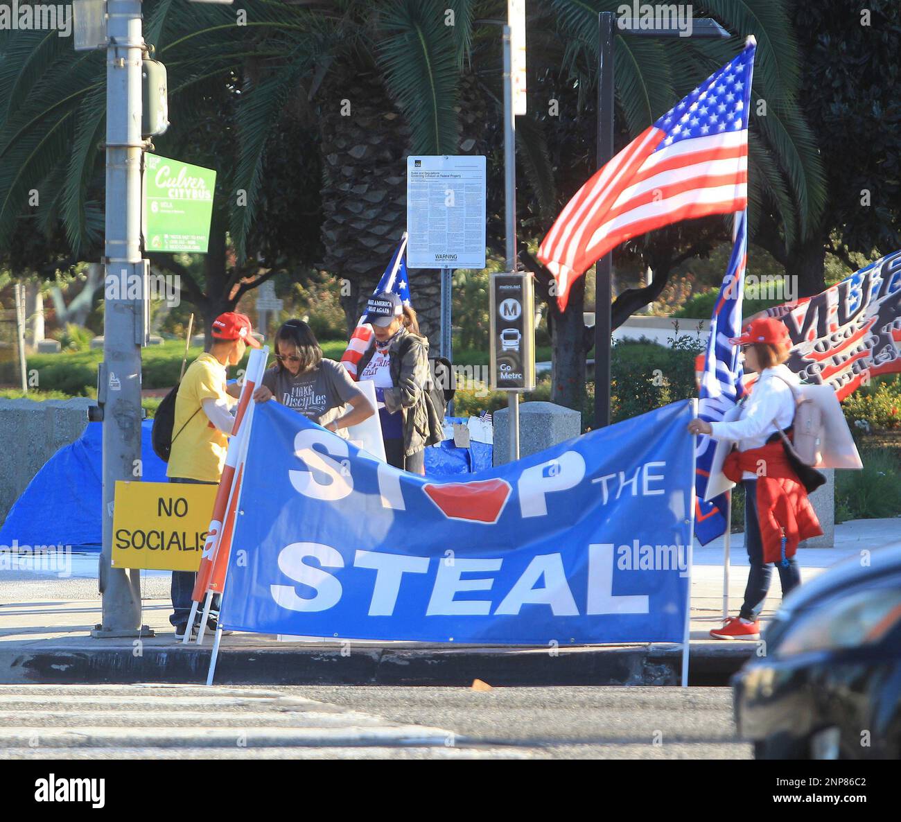 Photo by: gotpap/STAR MAX/IPx 2020 11/27/20 A Trump Rally at an FBI ...