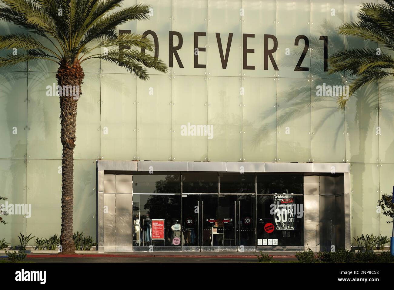 Forever 21 women's clothing store at the Los Cerritos shopping center ...