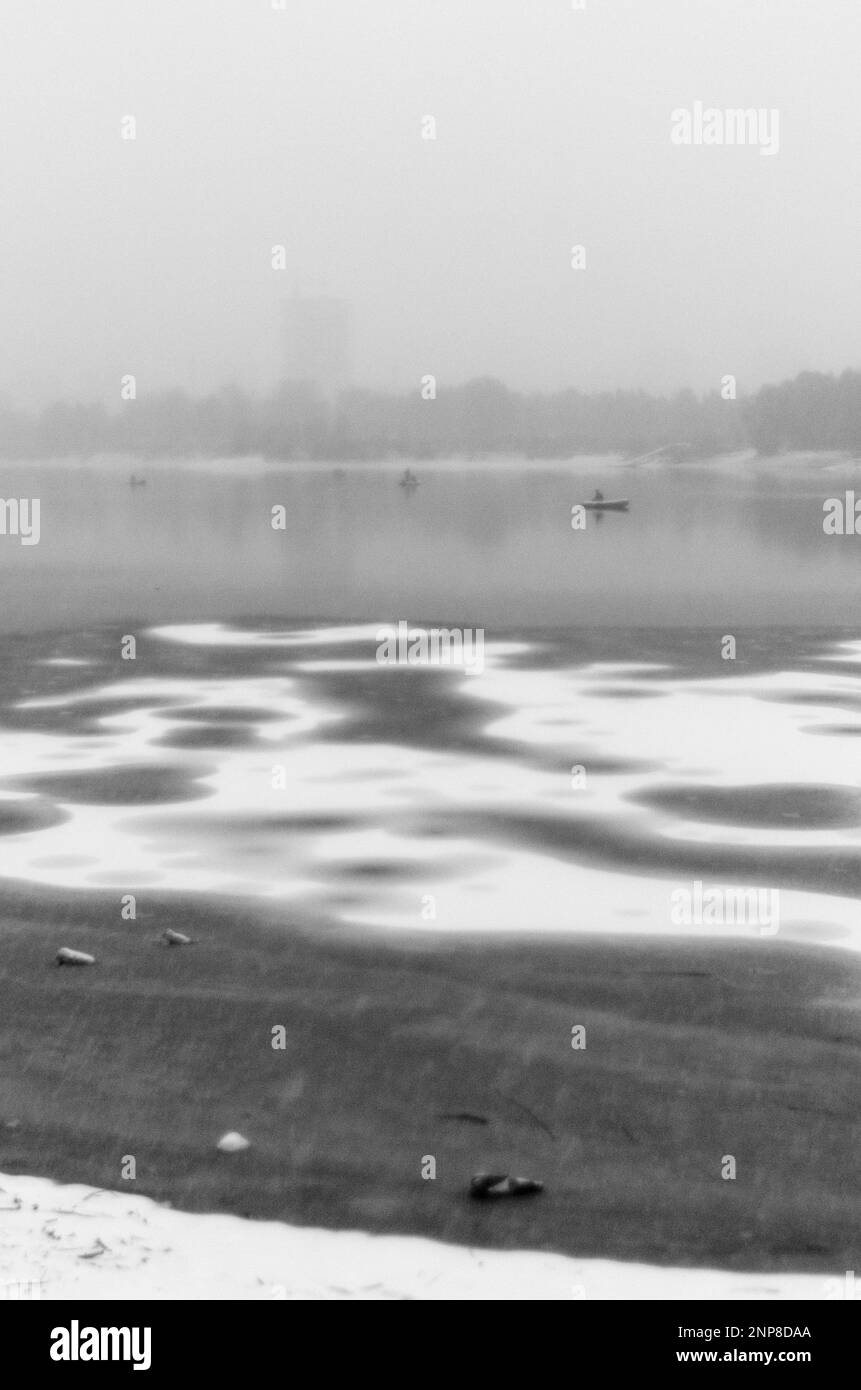 Falling snow city Black and White Stock Photos & Images - Alamy