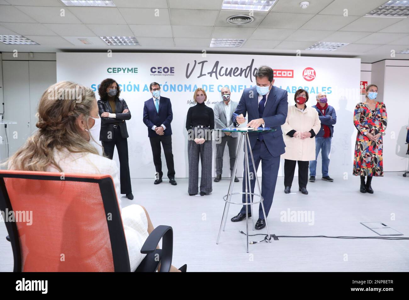 The Minister of Labour, Yolanda Díaz, observes the President of Cepyme ...