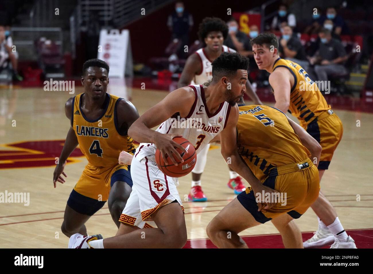 Southern California Trojans forward Isaiah Mobley (3) dribbles the ball ...