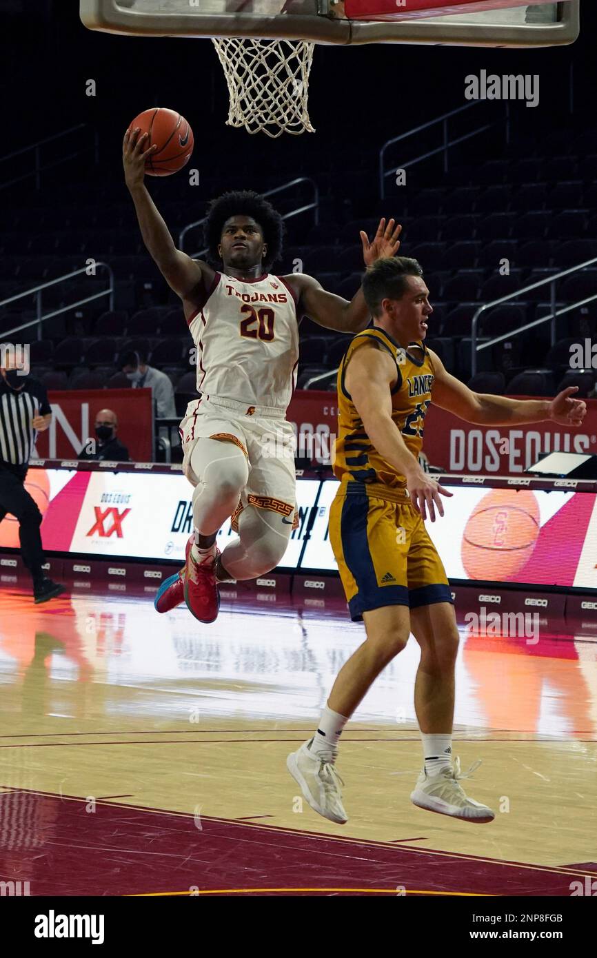 Southern California Trojans guard Ethan Anderson (20) shoots the ball ...