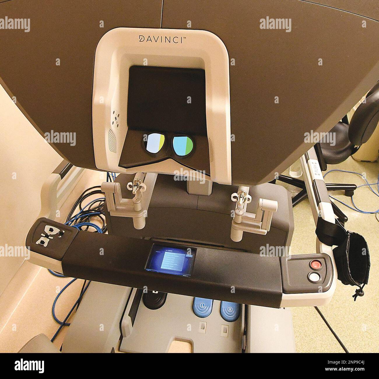 An up-close look at the de Vinci surgical system's operating module ...