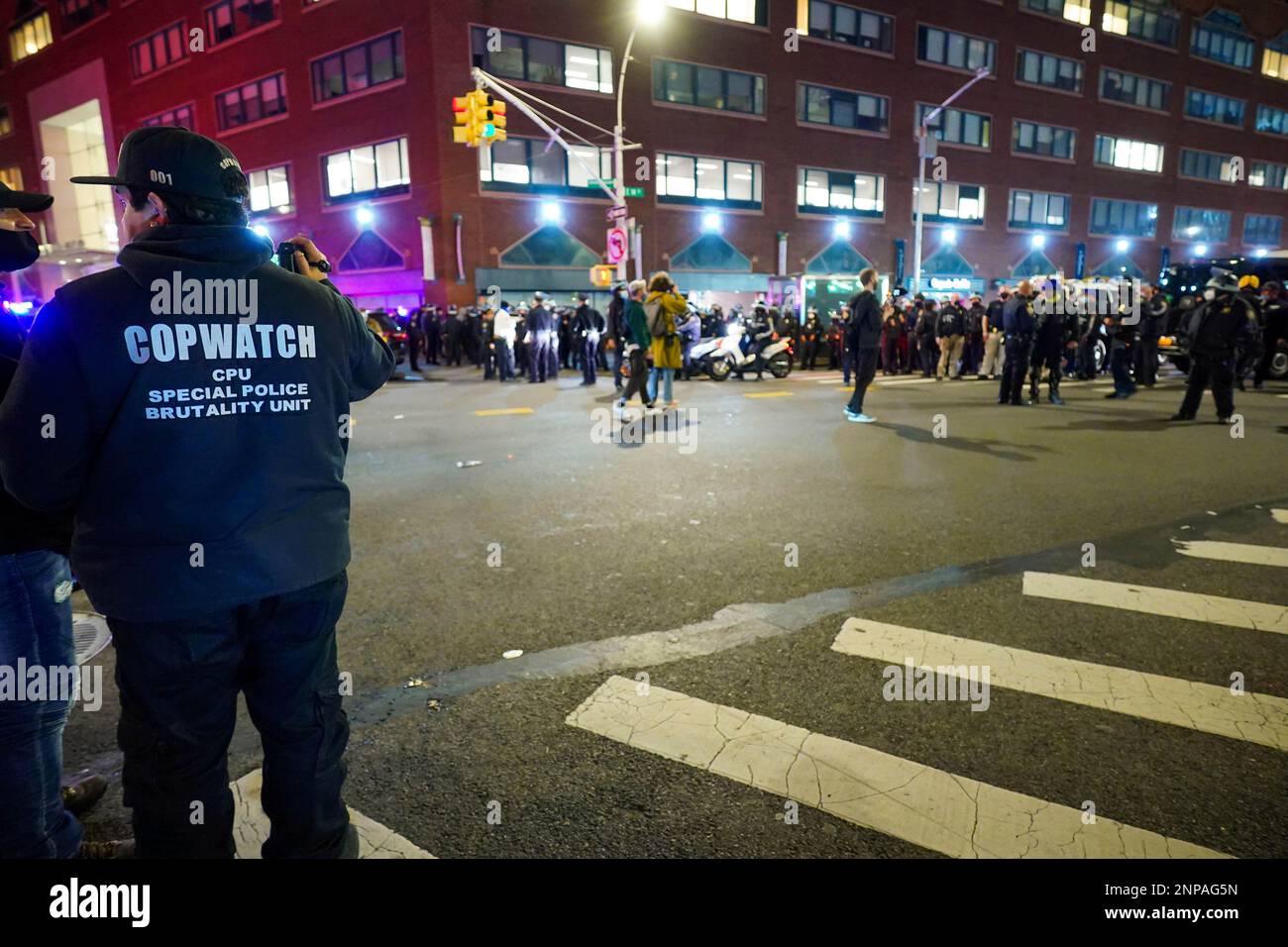Photo by: John Nacion/STAR MAX/IPx 2020 11/4/20 NYPD riot police stand ...