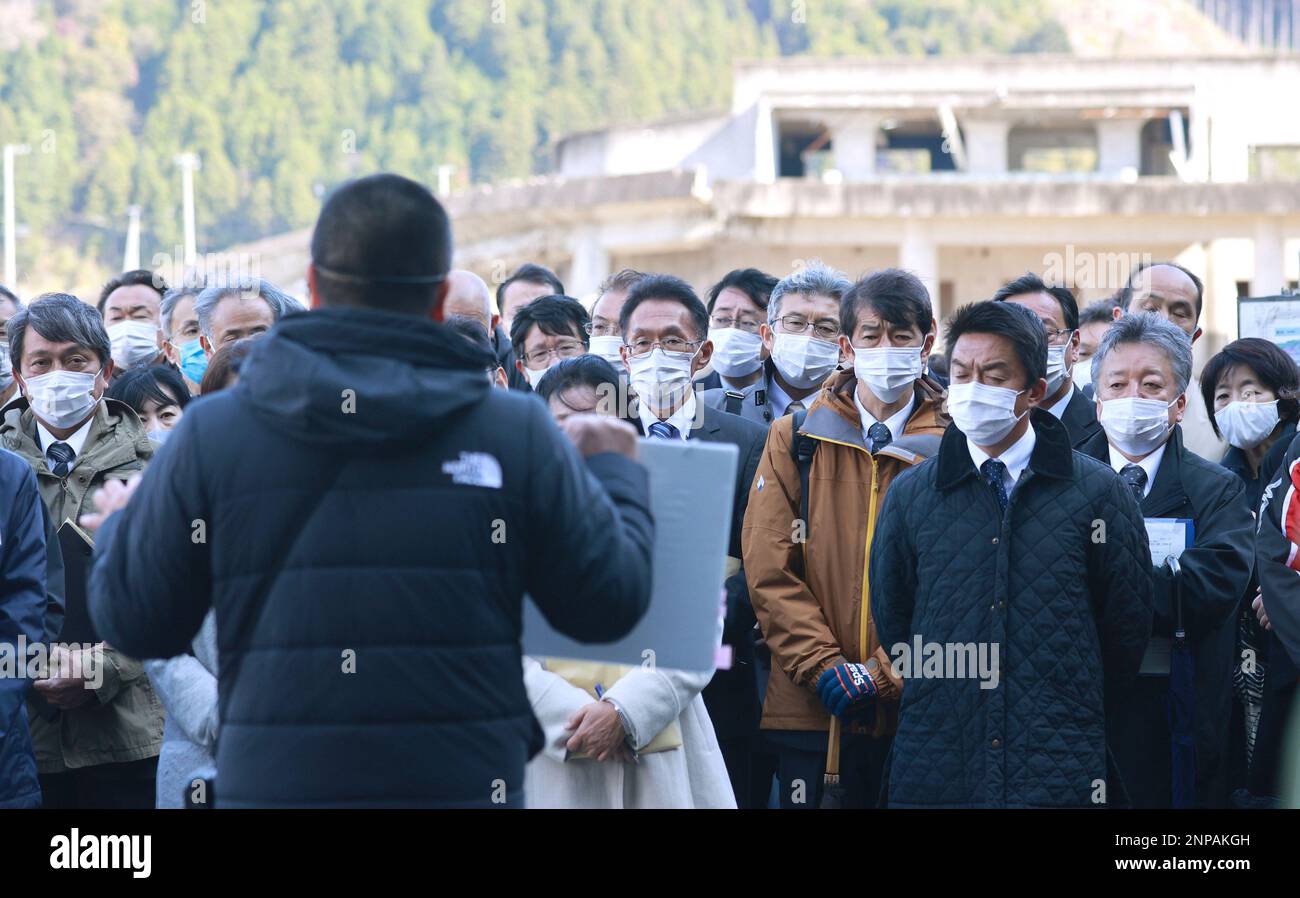 Shinichiro Hiratsuka (back), a bereaved family member, explains about a ...