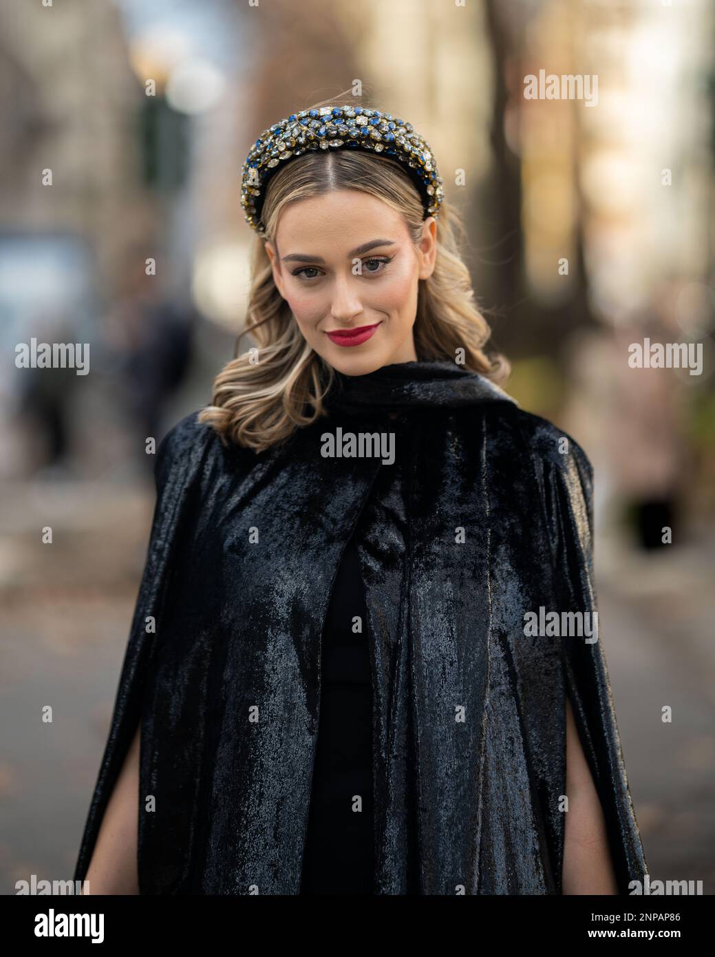 Fashion blogger street style hi-res stock photography and images - Alamy