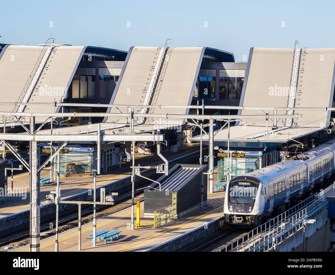 Elizabeth line reading hi-res stock photography and images - Alamy