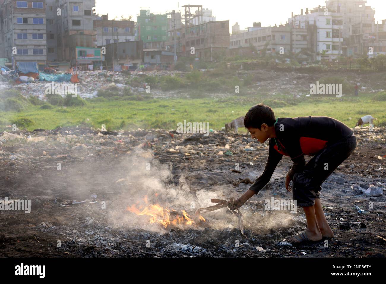 Children playing in garbage dump hi-res stock photography and images ...