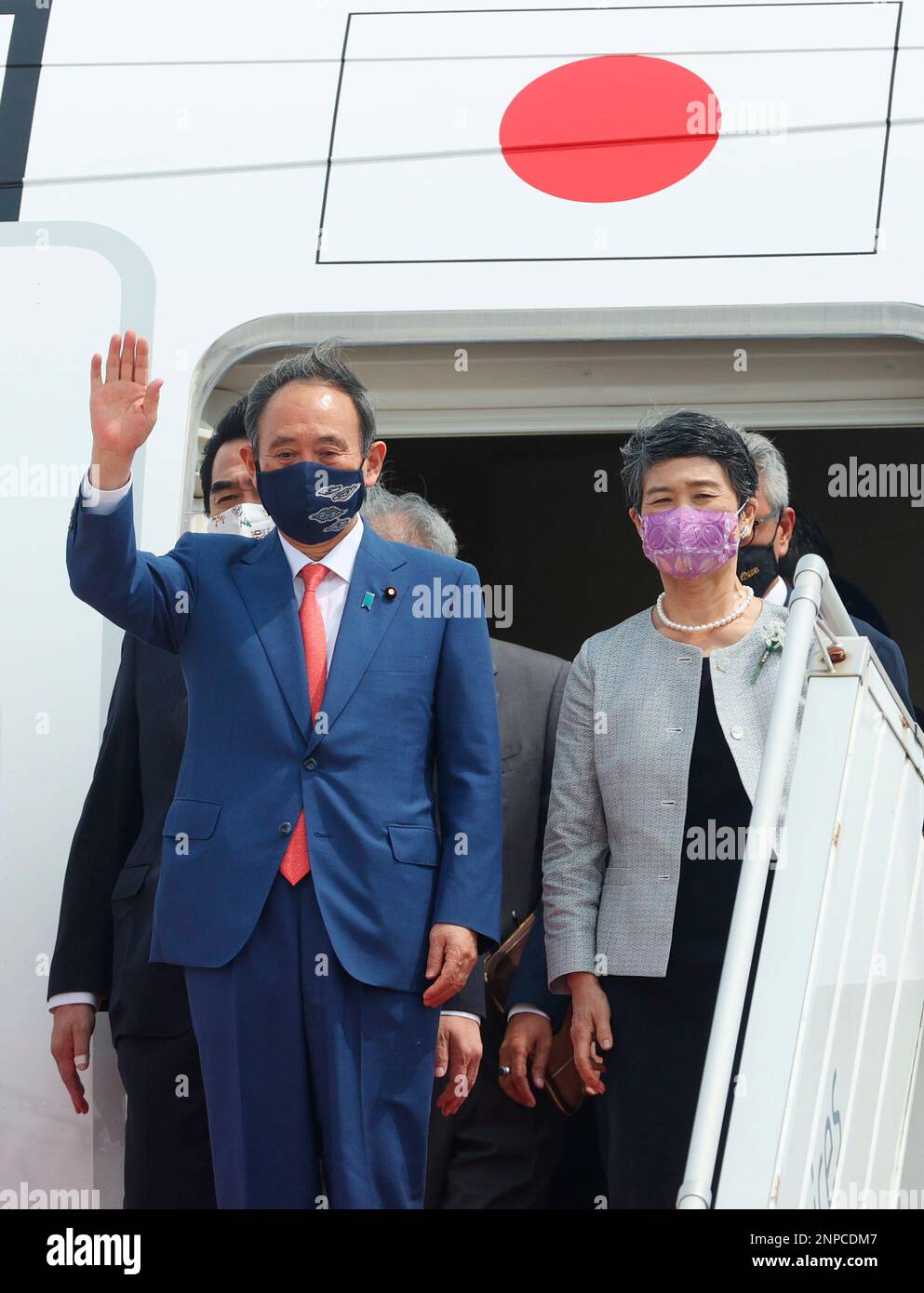 Japanese Prime Minister Yoshihide Suga and his wife Mariko arrive at ...