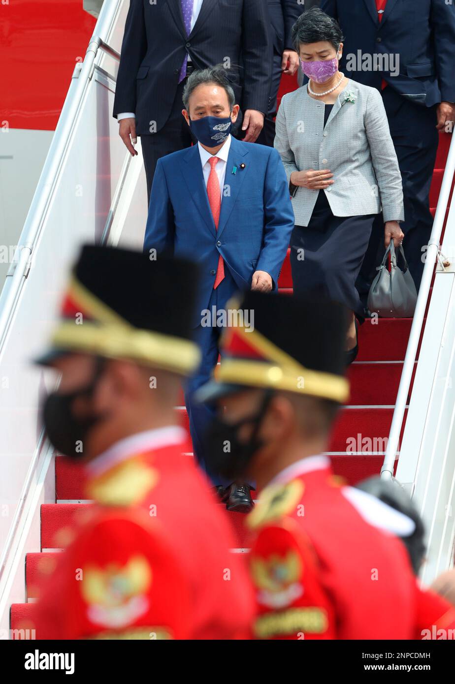 Japanese Prime Minister Yoshihide Suga and his wife Mariko arrive at ...