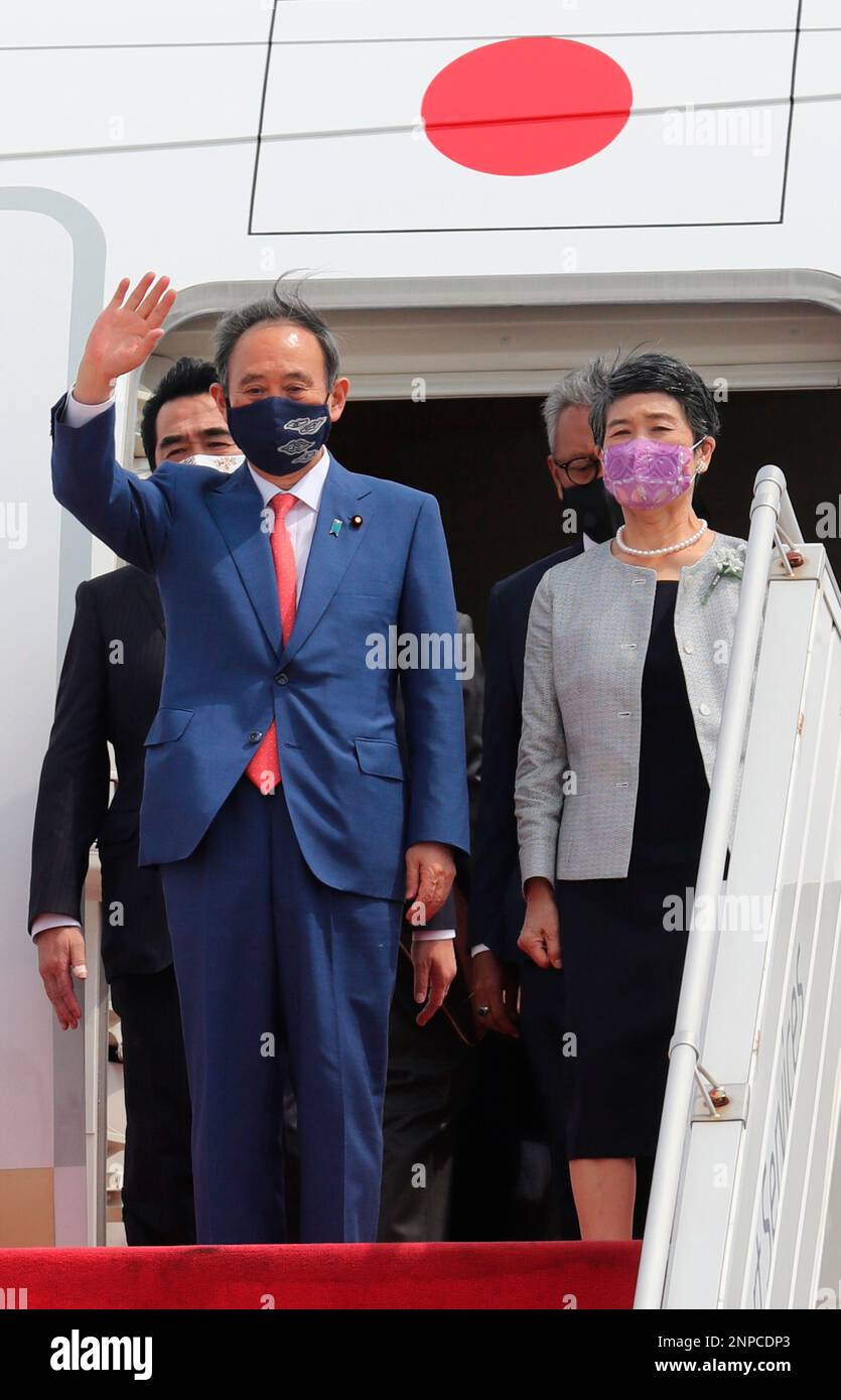Japanese Prime Minister Yoshihide Suga and his wife Mariko arrive at ...
