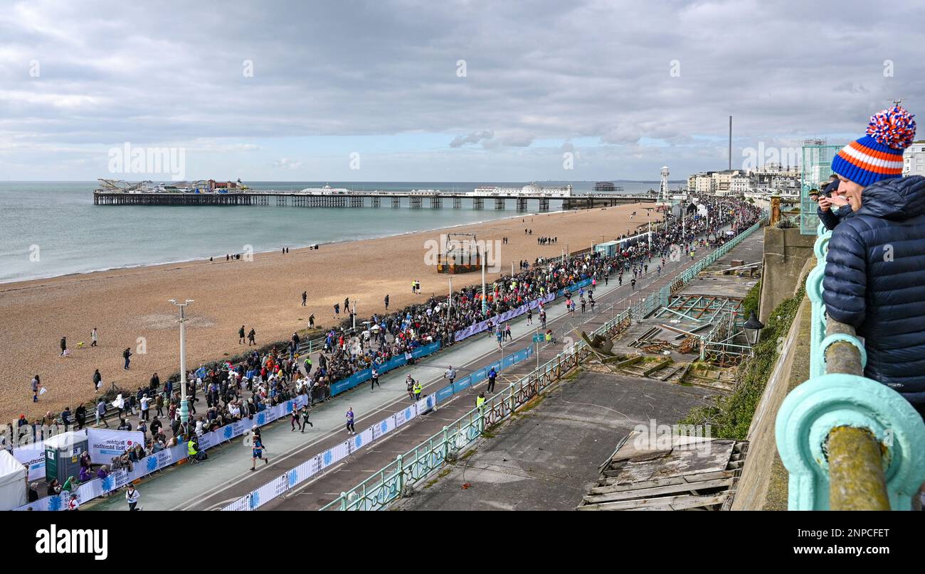 Helping over the line running hi-res stock photography and images - Alamy
