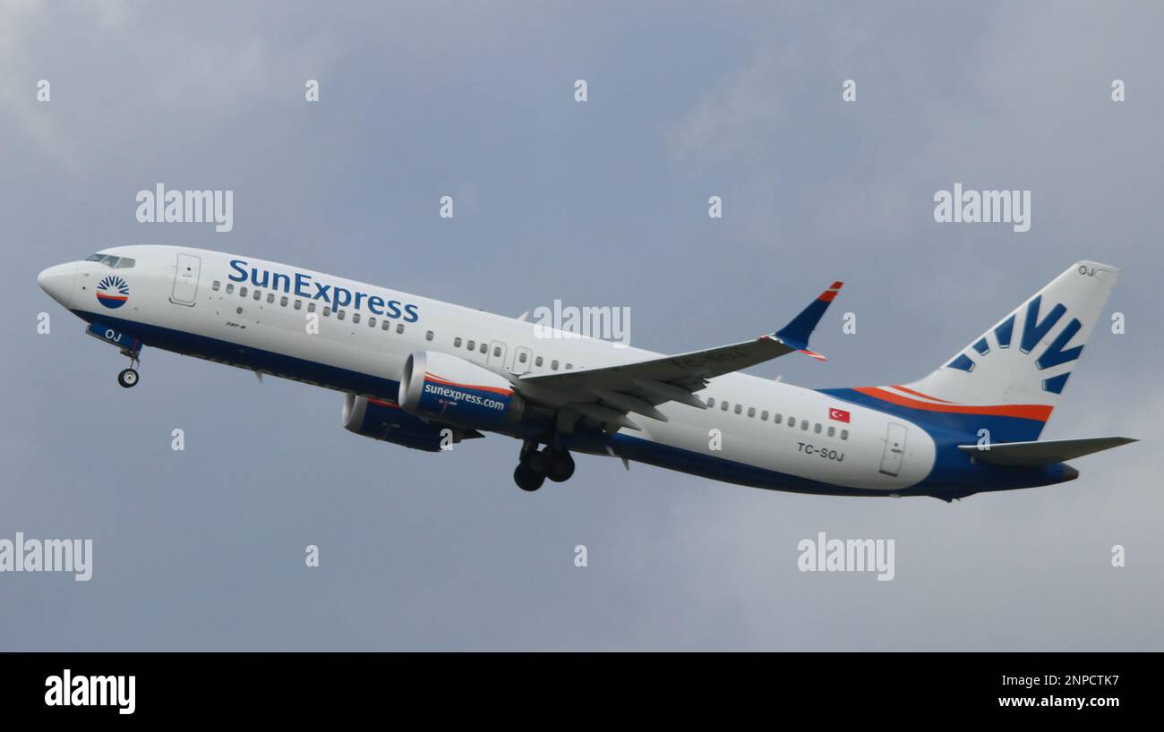 Sunexpress 737 manchester airport hi-res stock photography and images ...