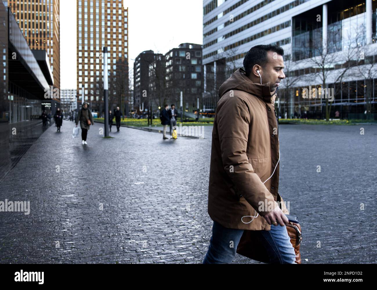 AMSTERDAM - Employees of companies on the Zuidas leave their work, the ...