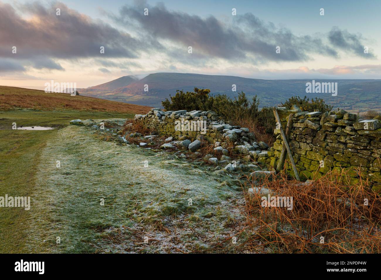 Crumbling stone wall hi-res stock photography and images - Alamy