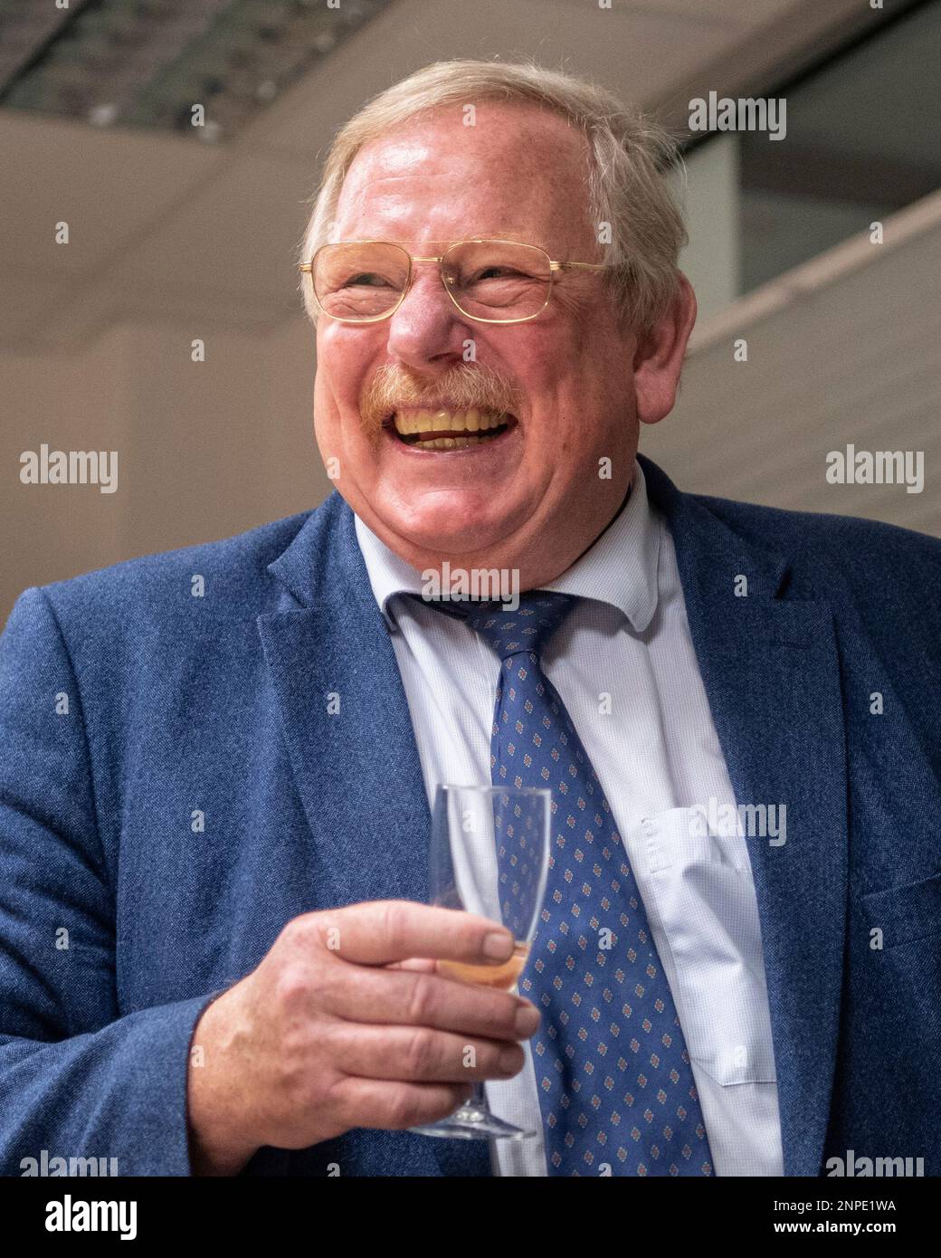 Reinhard Genzel, right, astrophysicist at the Max Planck Institute for ...