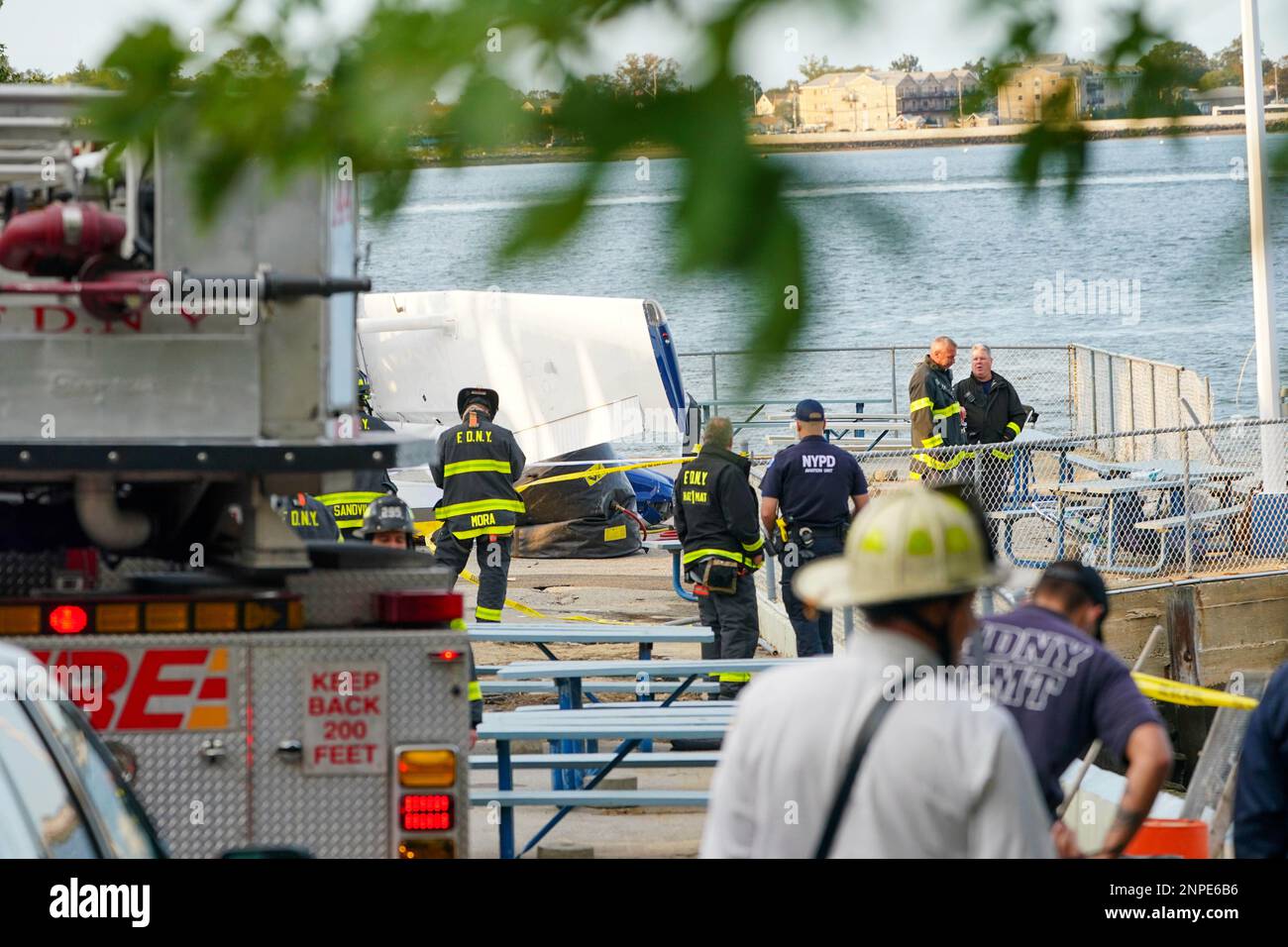 Photo by: John Nacion/STAR MAX/IPx 2020 10/4/20 Small plane crash into ...