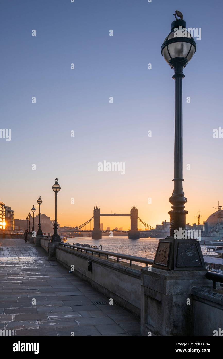 Tower Bridge framed by lamp posts at sunrise Stock Photo - Alamy