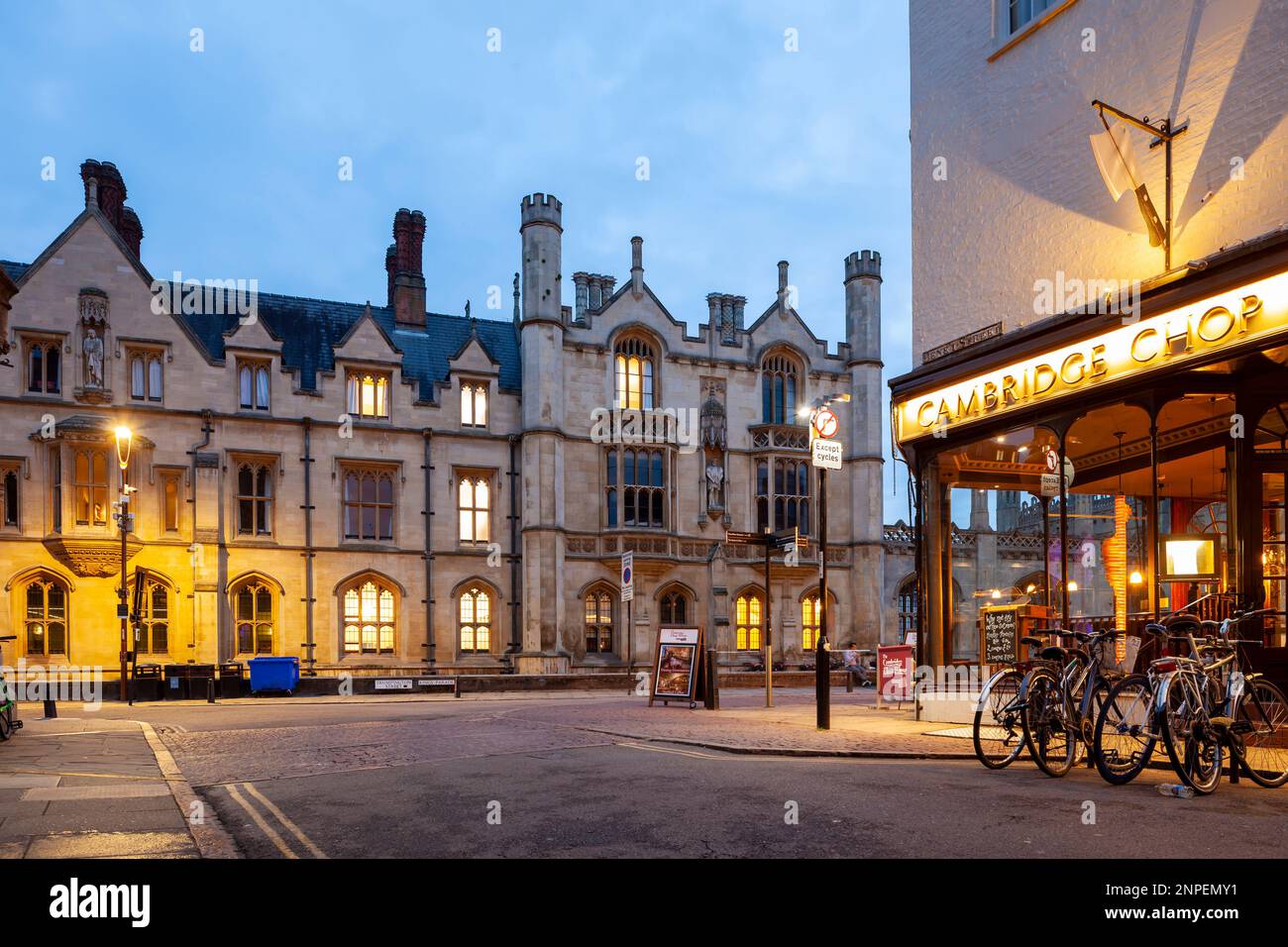 Bicycles parked on Bene't Street in Cambridge city centre Stock Photo ...