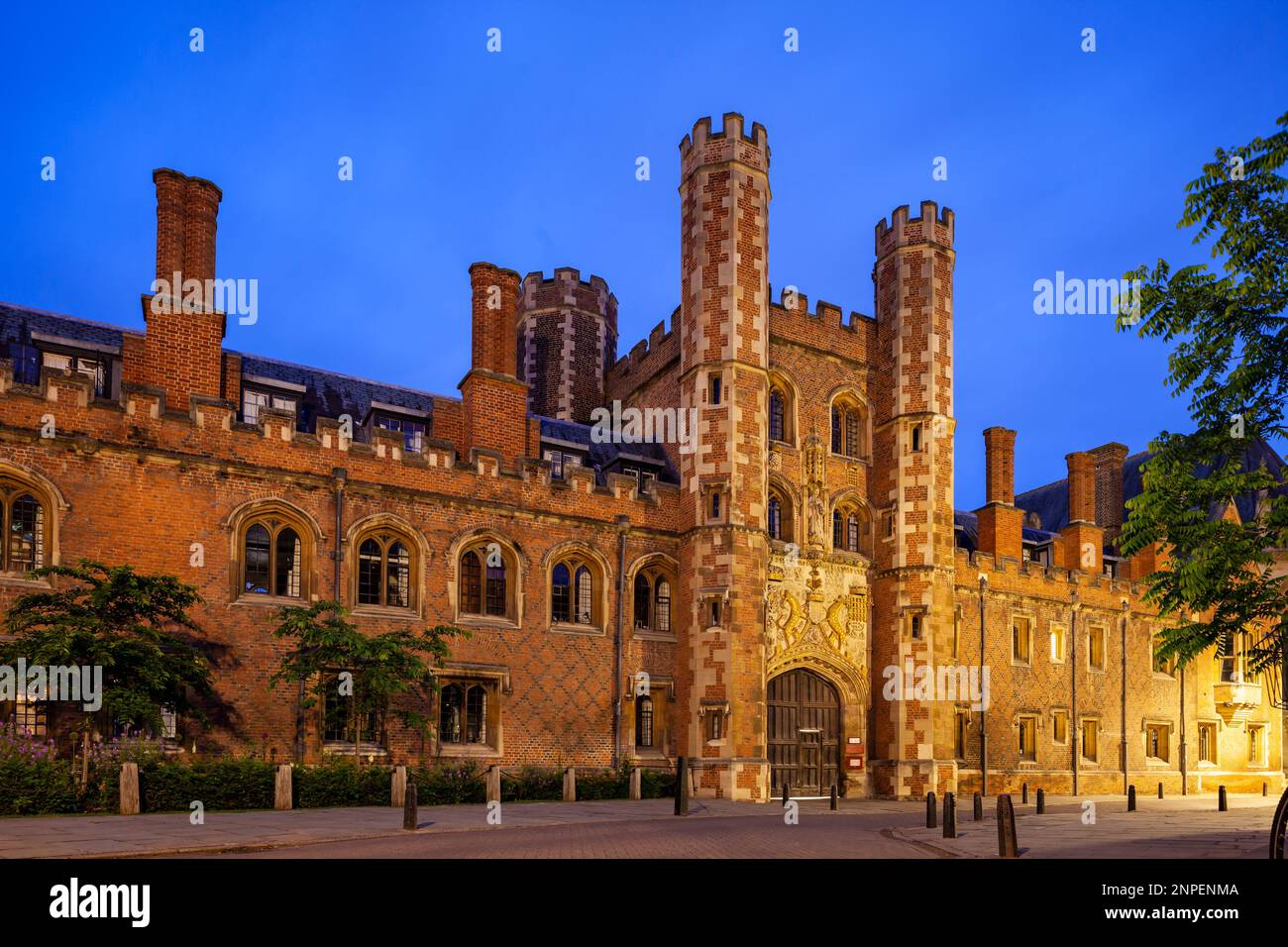 Dawn at St John's College in Cambridge city centre Stock Photo - Alamy
