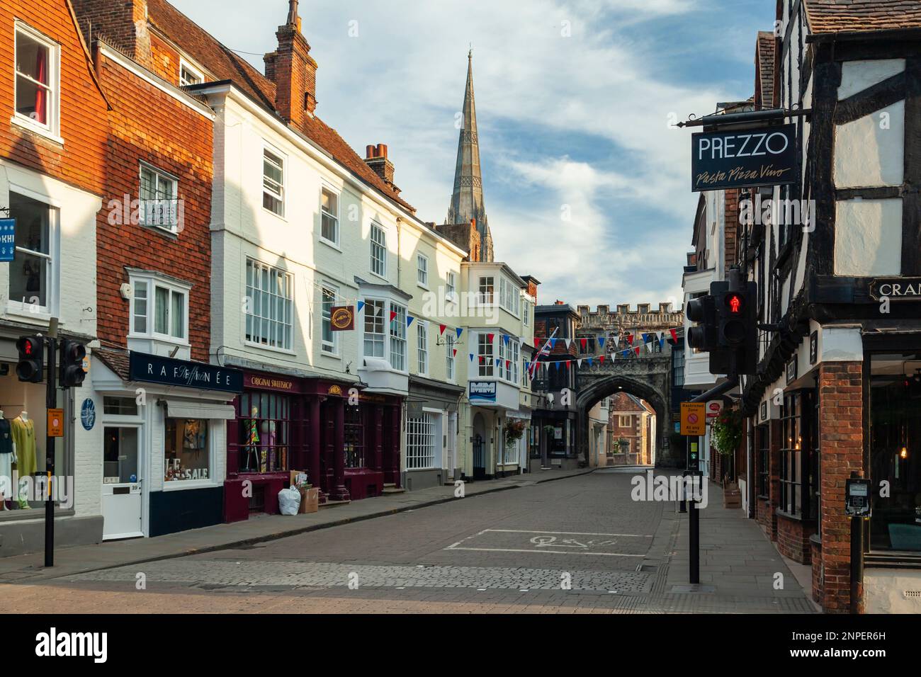 Summer afternoon on High Street in Salisbury Stock Photo - Alamy