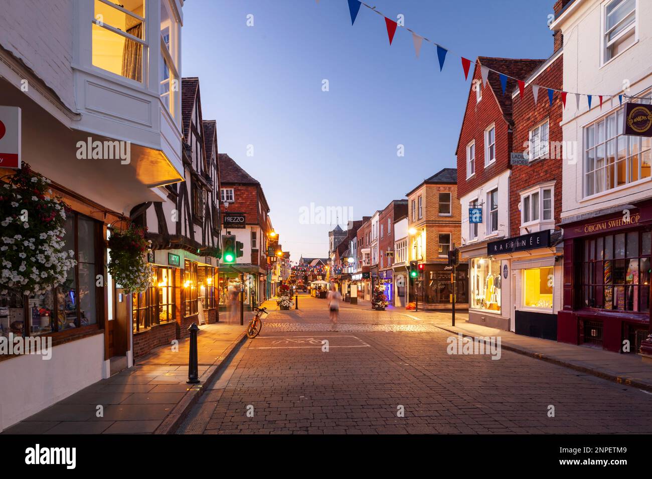 Evening on high street hi-res stock photography and images - Alamy