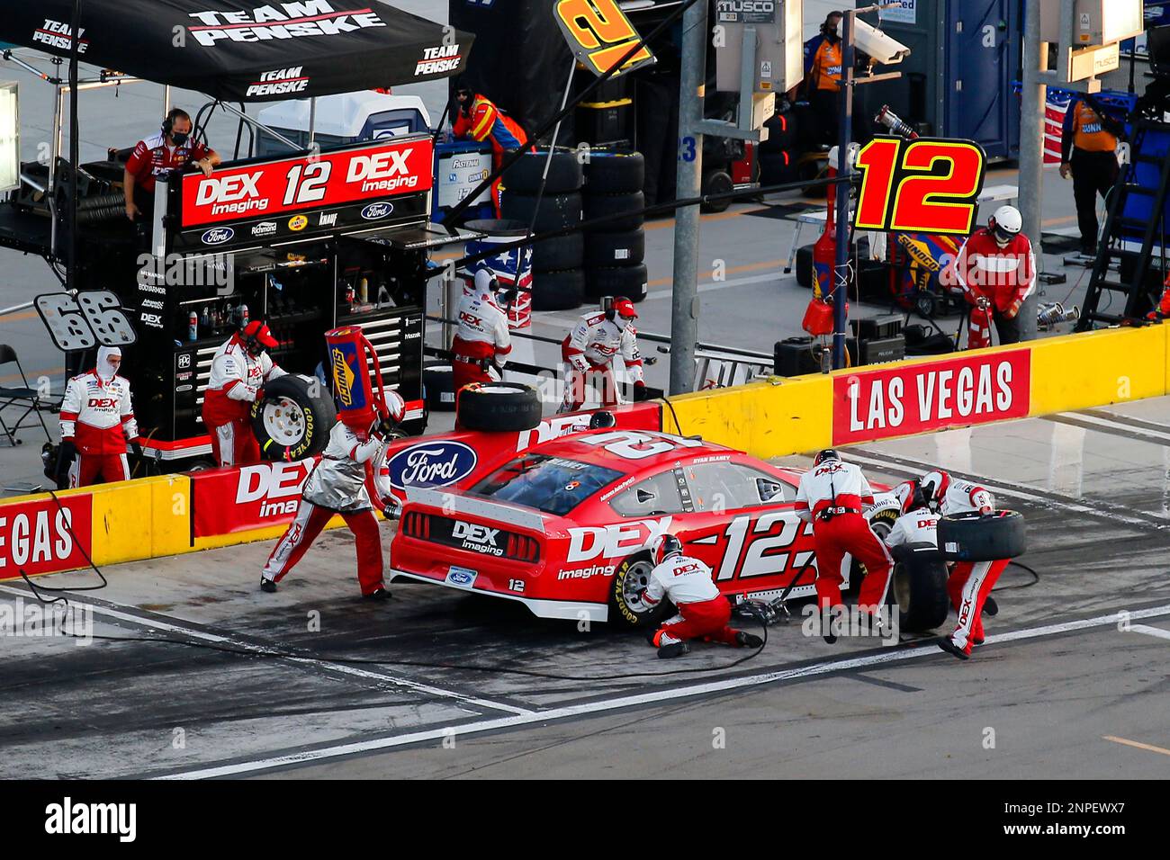 #12: Ryan Blaney, Team Penske, Ford Mustang DEX Imaging makes a pit ...