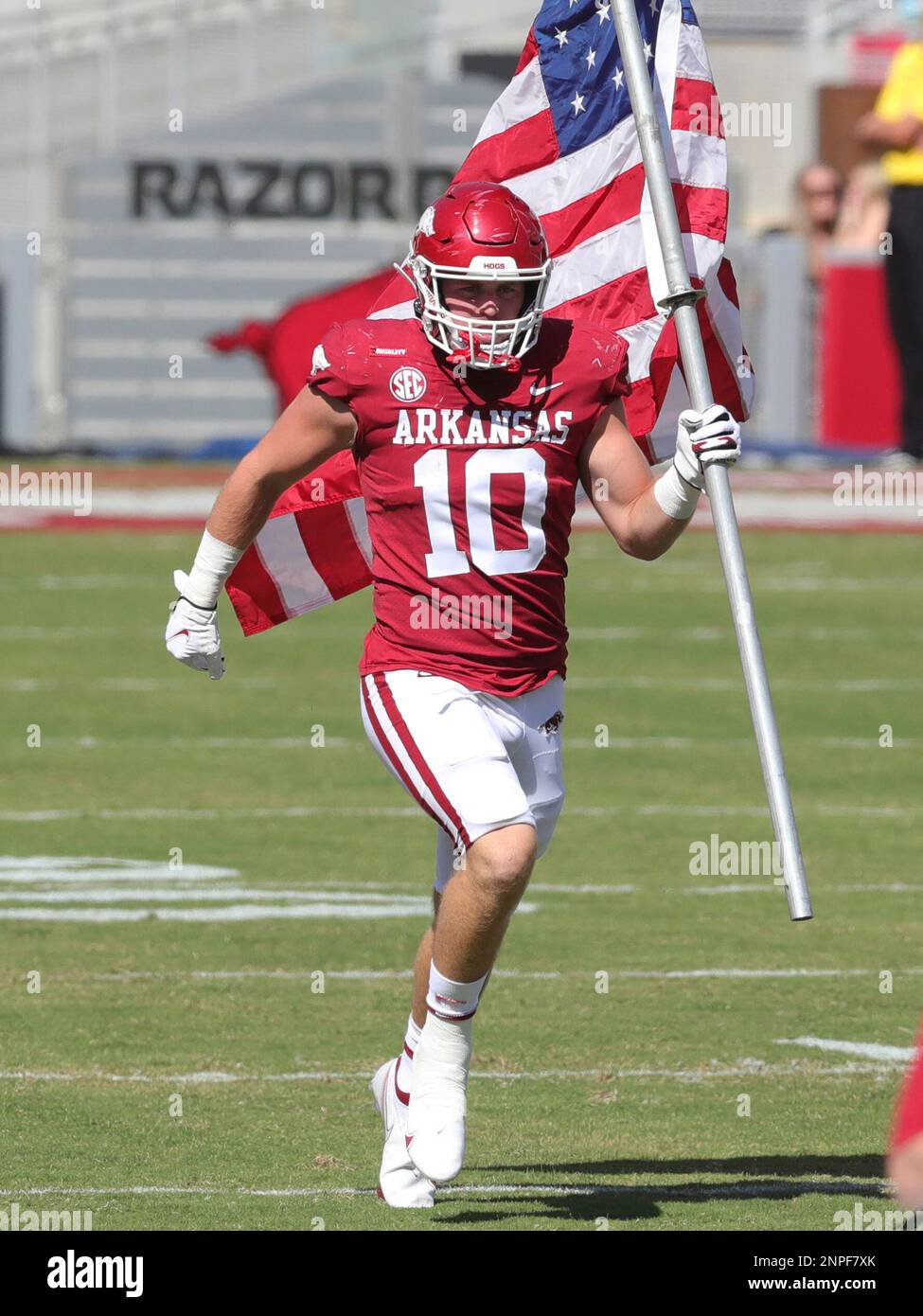 FAYETTEVILLE, AR - SEPTEMBER 26: Arkansas Razorbacks linebacker Bumper ...