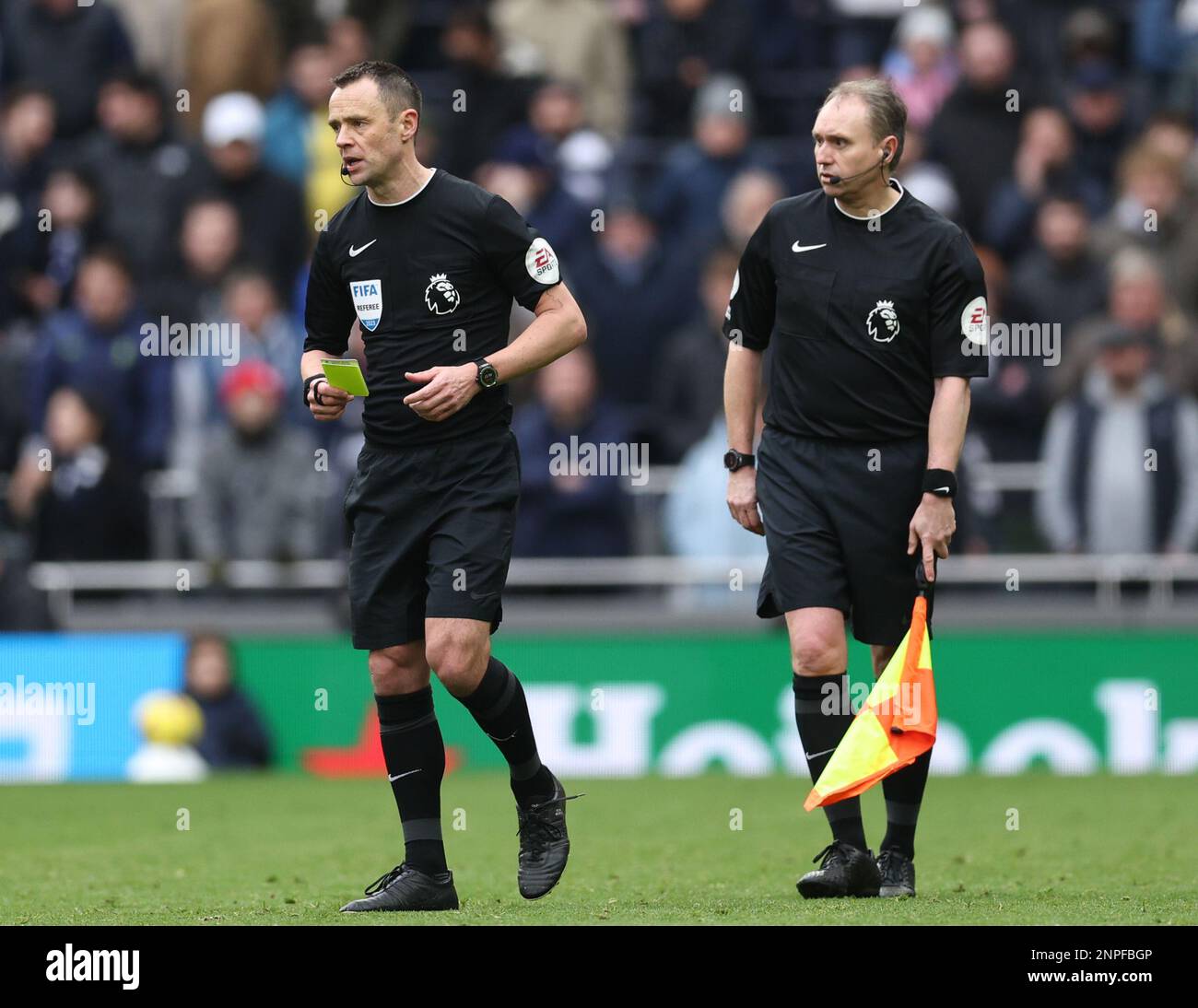 Assistant referee stuart attwell hi-res stock photography and images ...