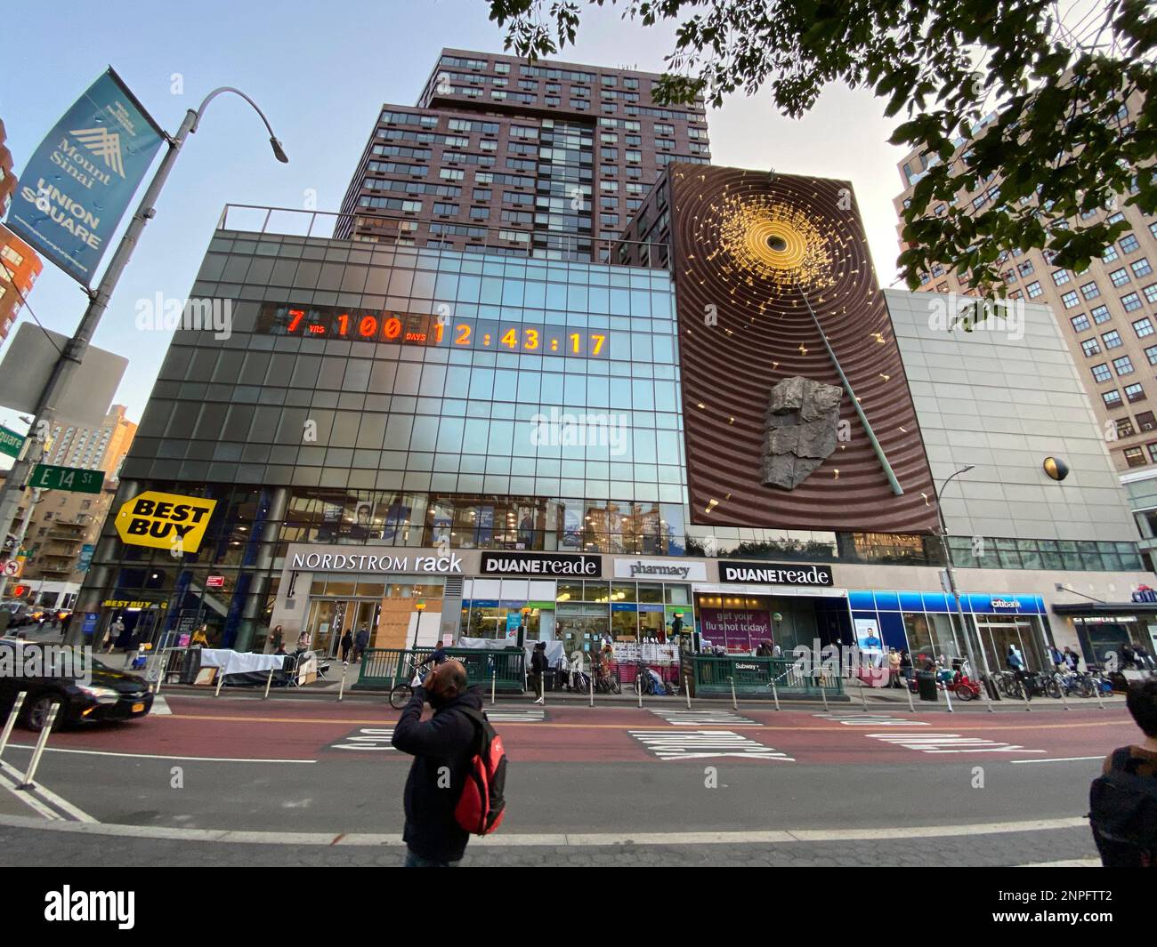 Photo by: STRF/STAR MAX/IPx 2020 9/22/20 Union Square's Giant Metronome ...