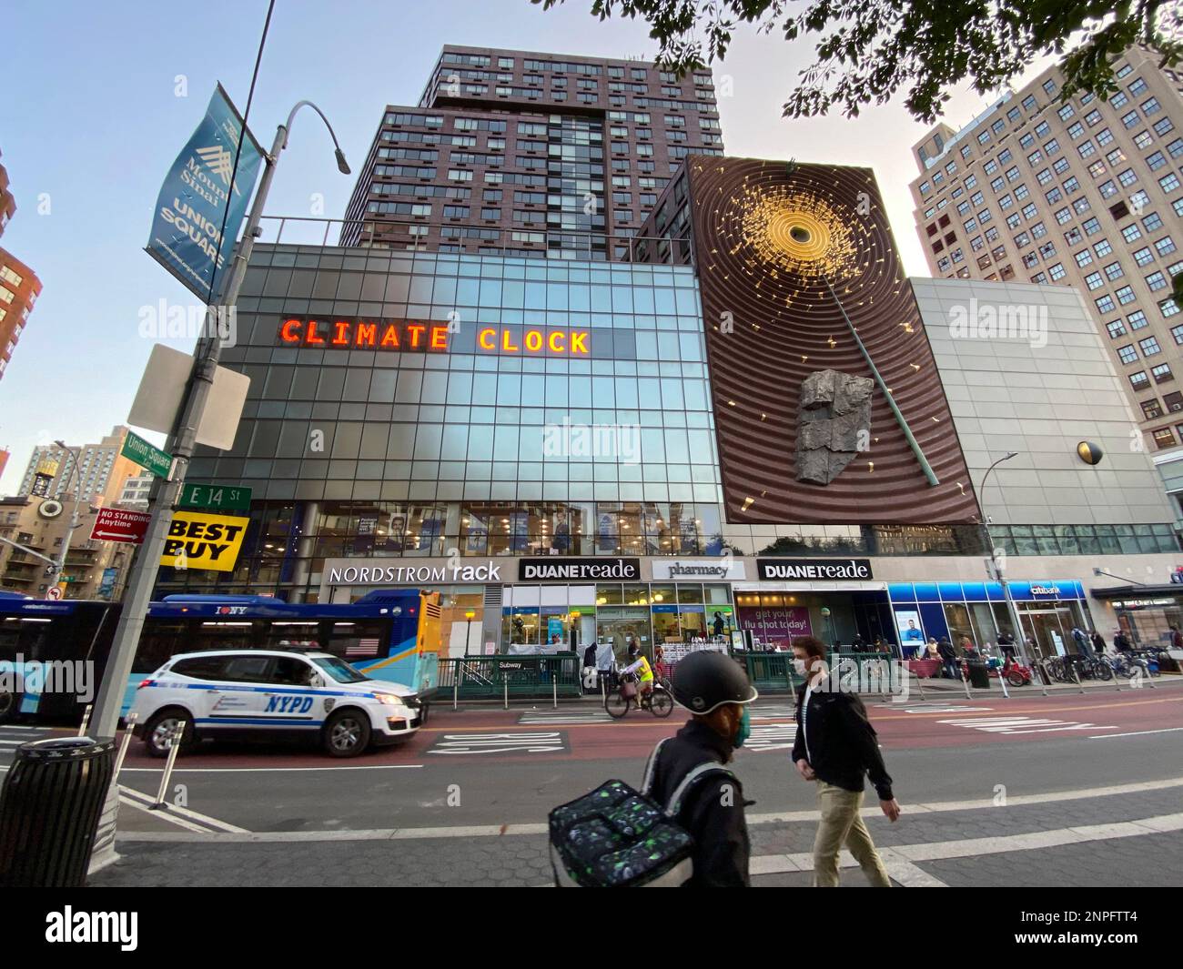 Photo by: STRF/STAR MAX/IPx 2020 9/22/20 Union Square's Giant Metronome ...